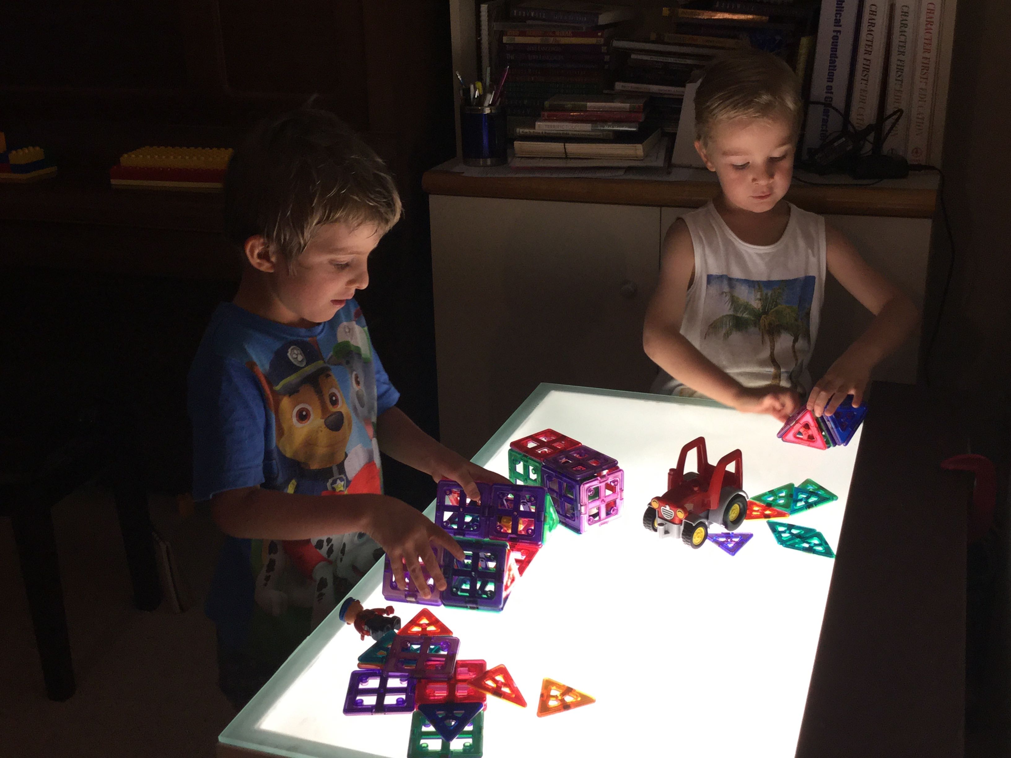 Light table play | angathome